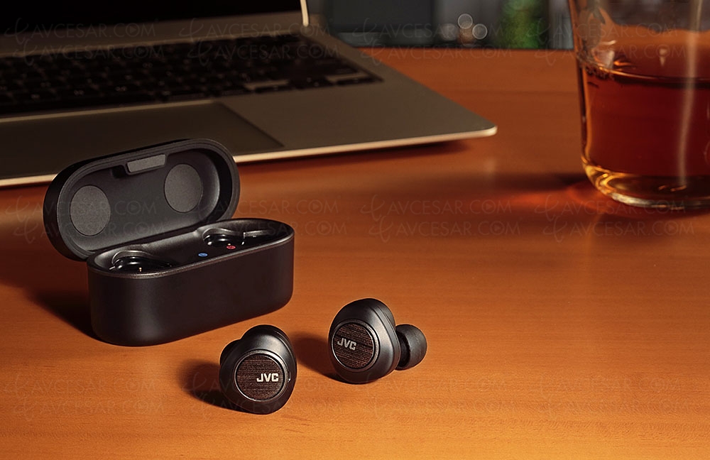 JVC HA FW1000T, primeros auriculares True Wireless con diafragma de madera
